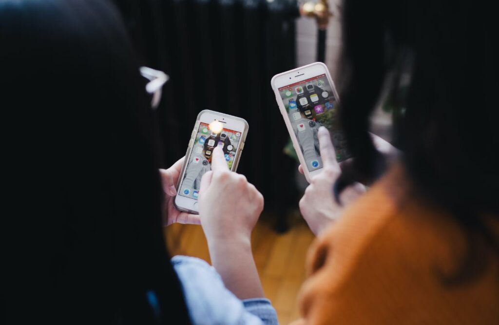 How to Mirror A Phone to Another Phone Without Them Knowing - TraceMob